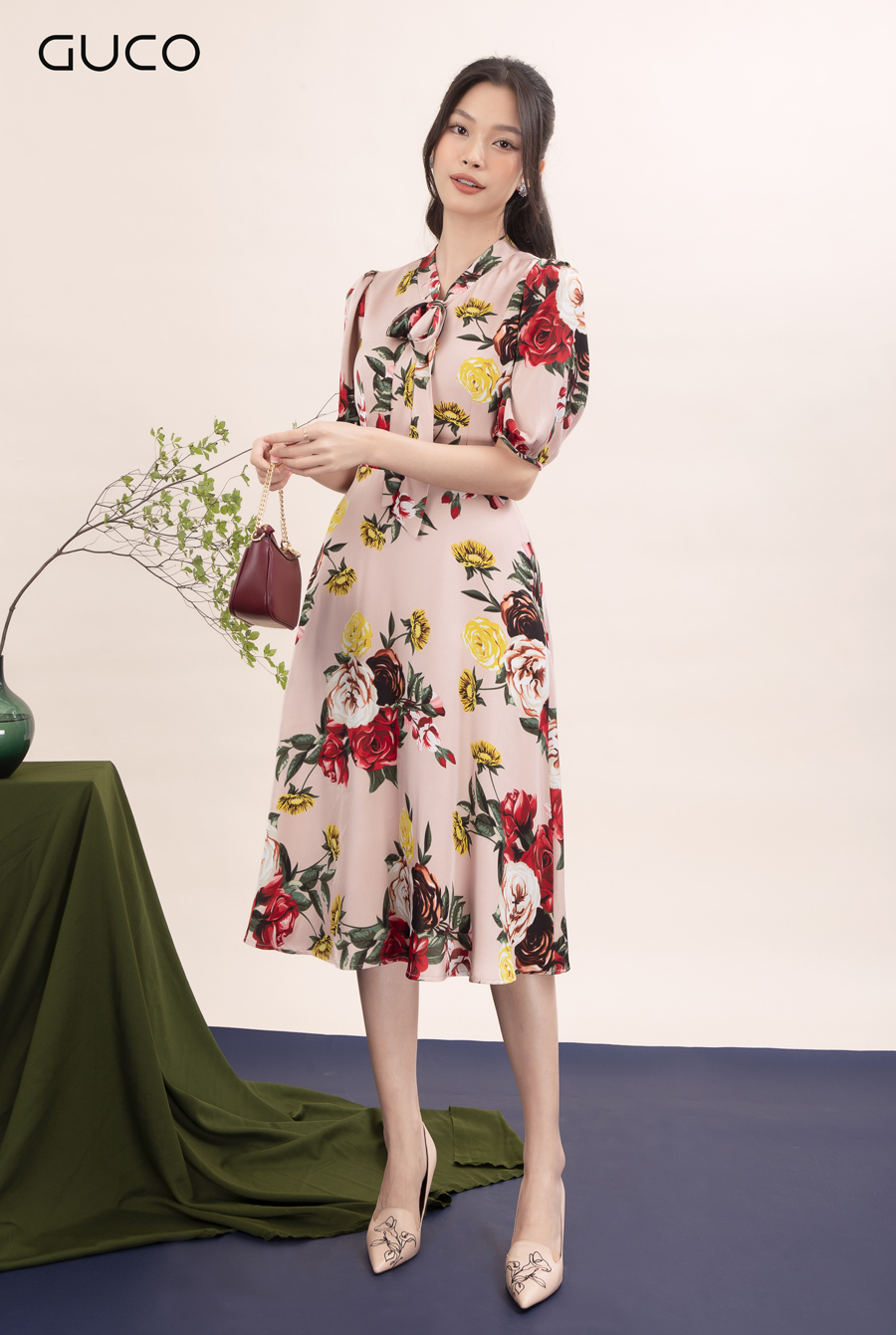 Đẹp mọi lúc mọi nơi cùng đầm xòe hoa tay lỡ